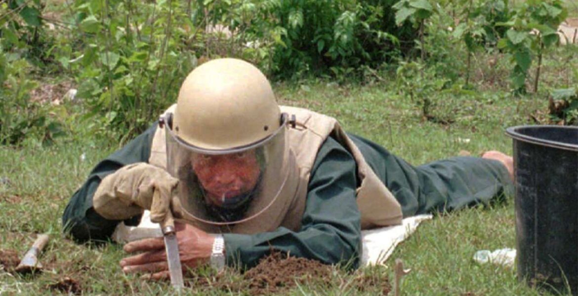 Decades after war, millions of unexploded U.S. bombs haunt Laos ...